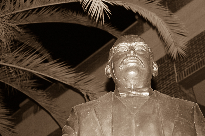 Senor Ybor statue night – Stogie Press